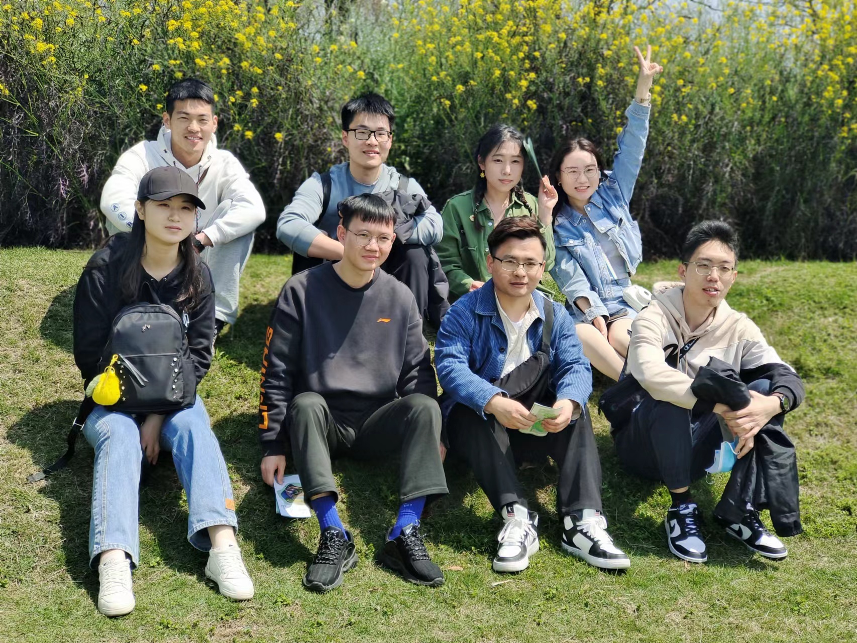 On April 9, members of Song Enming's group held a spring outing